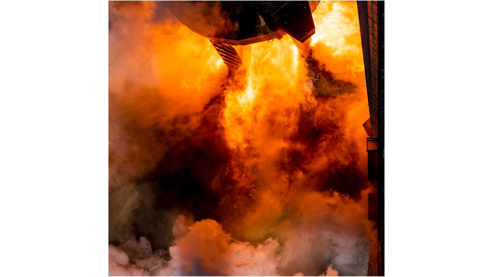 These new photos of SpaceX's giant Starship Booster 9 engine test are ...