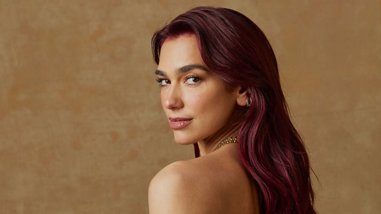 Dua Lipa’s Floor-to-Ceiling Cream Kitchen Cabinets Are…