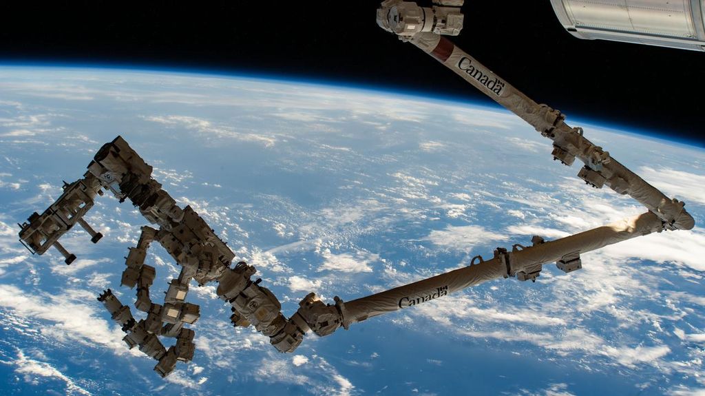 Astronaut catches Dextre space robot 'busting a move' outside ISS — for ...