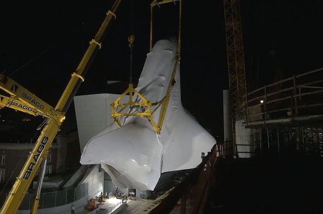 Endeavour lifted onto space shuttle stack for California Science Center ...