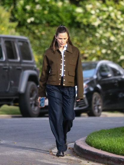Jennifer Garner's Low-Key Graduation Outfit Confirms the Barn Jacket ...