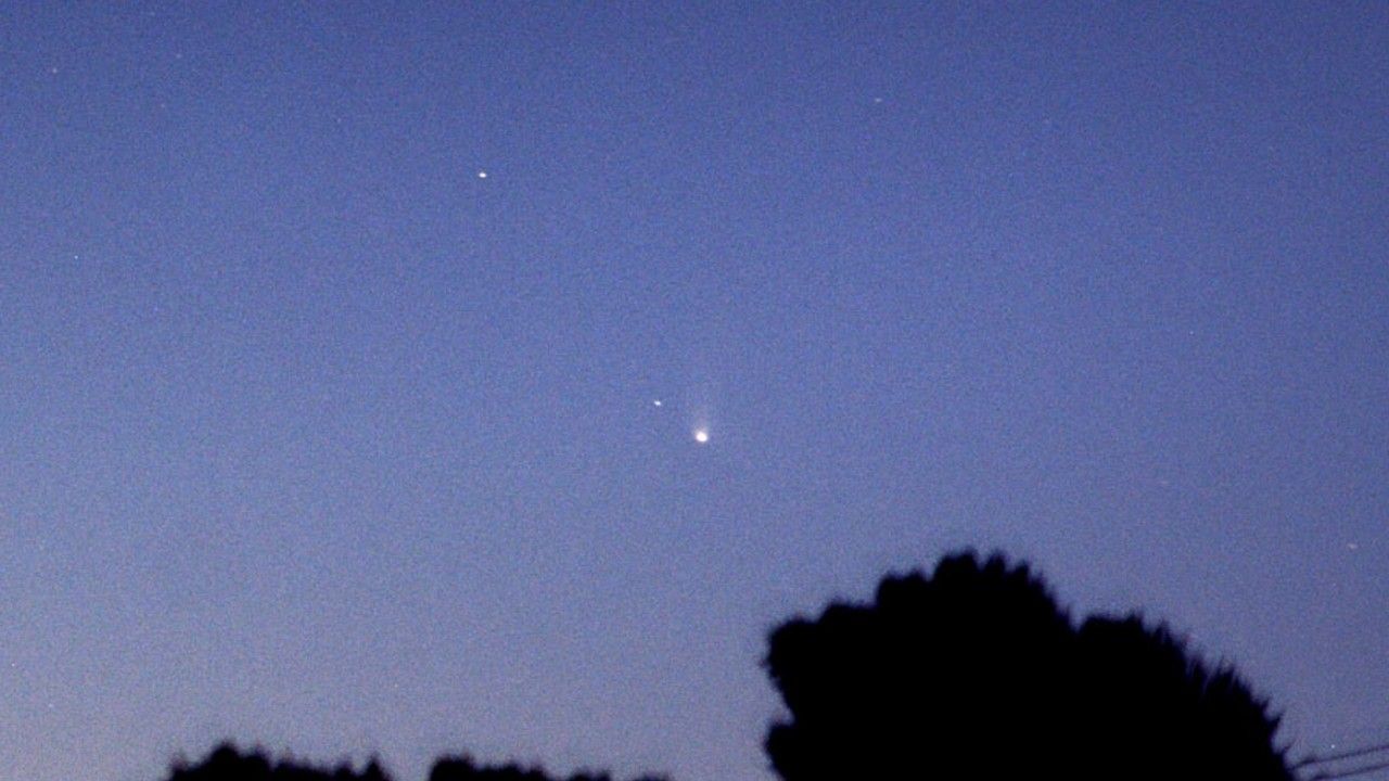 Comet Tsuchinshan-ATLAS nears the sun this month. Will it be visible to the naked eye? | Space