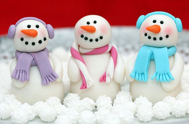 Fondant Christmas cake decorations | GoodtoKnow