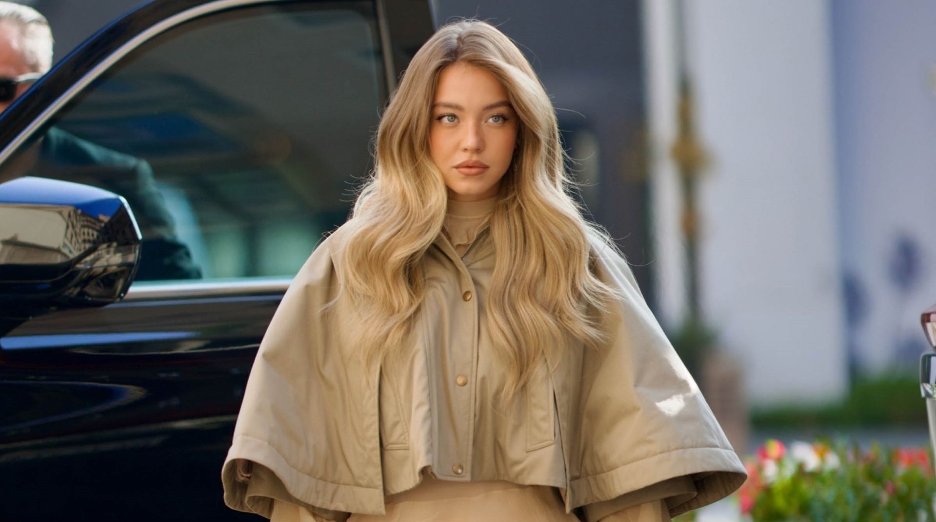 Sydney Sweeney Is a Parisian Dream in Right-Off-The-Runway Boho Look ...
