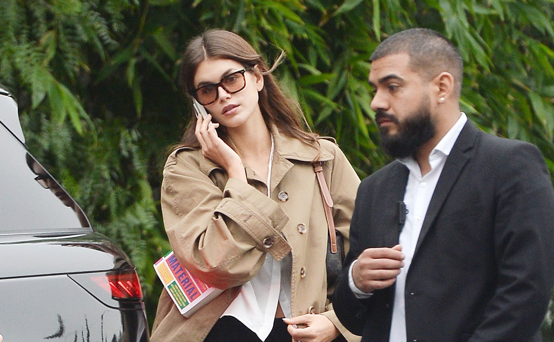 Kaia Gerber Keeps Carrying Her Books as Accessories—And There's a Theme ...