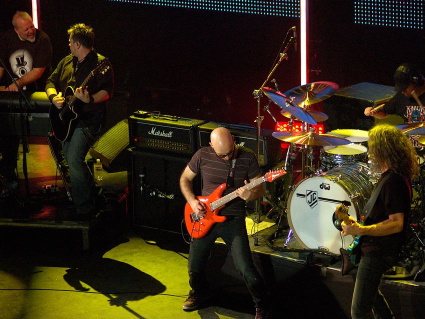 Interview: Joe Satriani talks about his new Satchurated 3D concert film ...