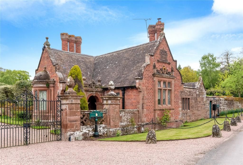 A 400-year-old fantasy house with moat, four-poster beds and a 'magic ...