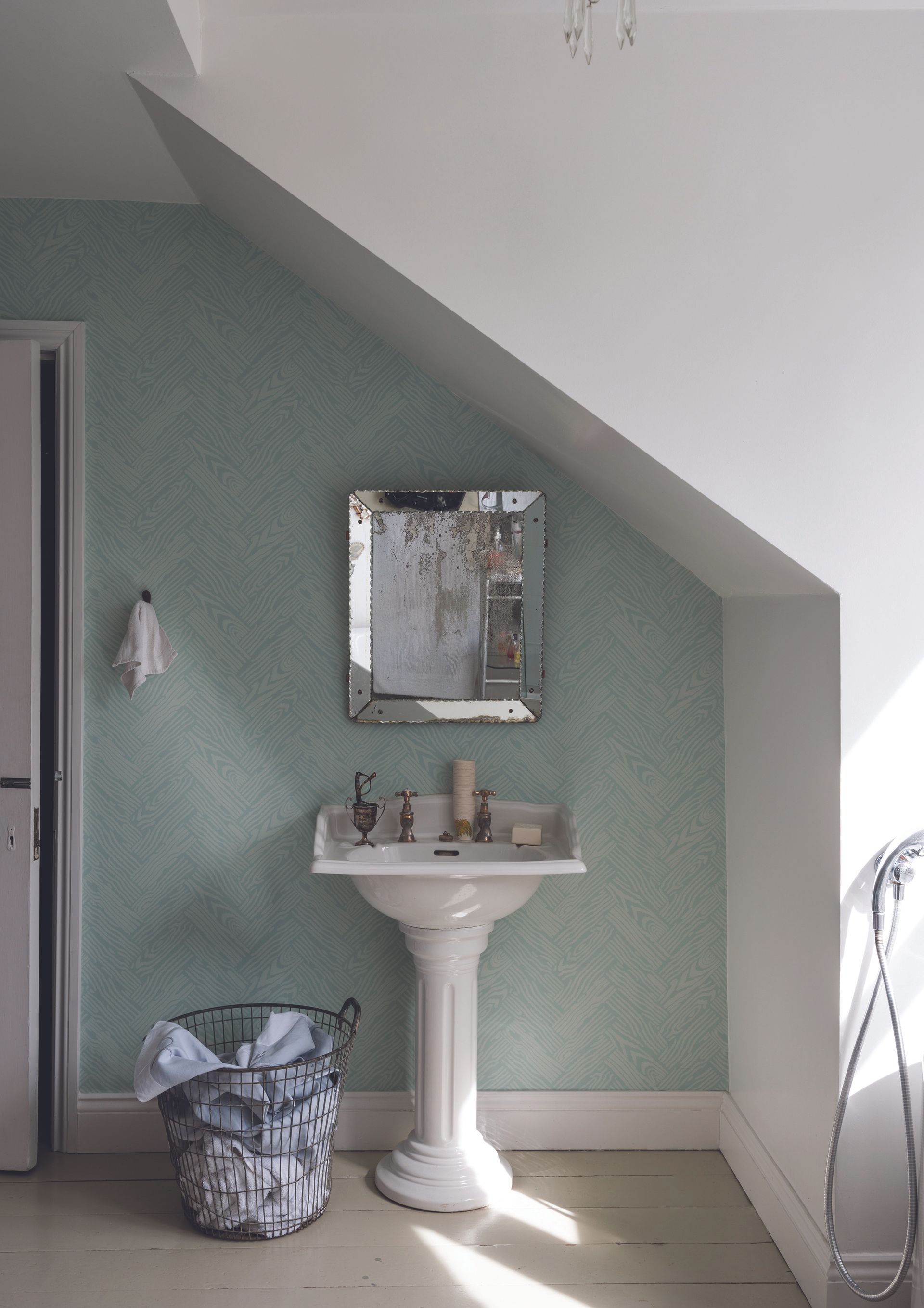 Small bathroom mirror ideas – 11 small bathroom mirror looks | Real Homes
