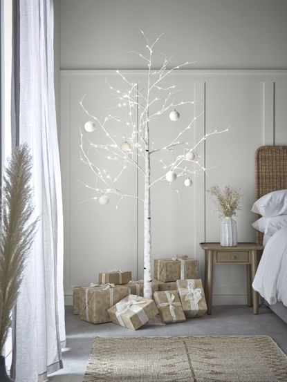 10 White Christmas Tree Ideas — The Color Trend We're Into | Livingetc