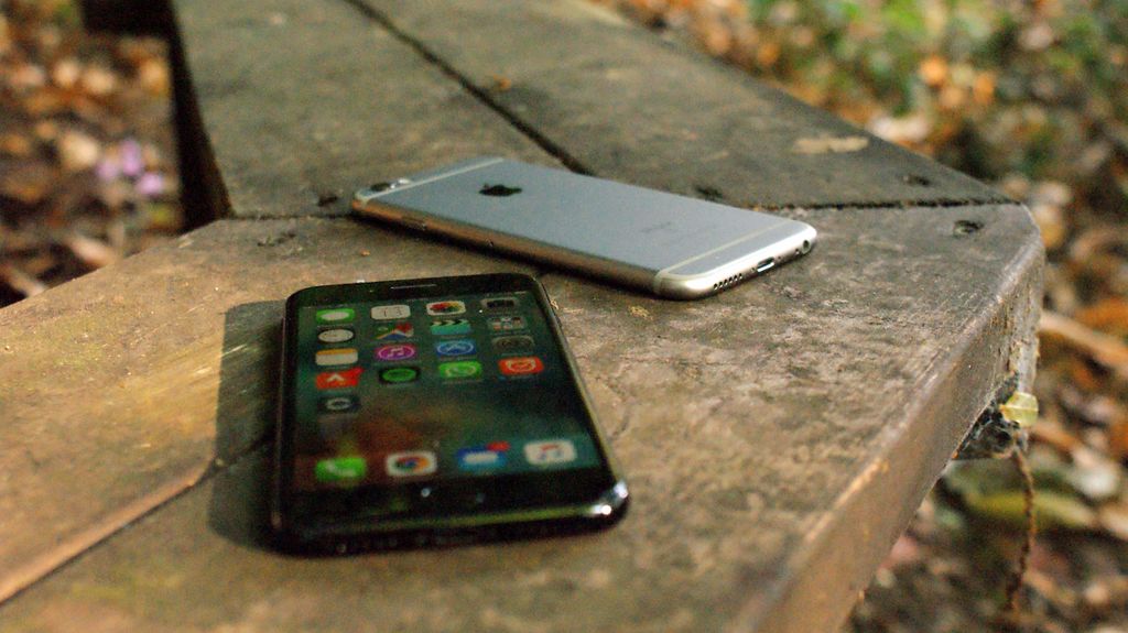 iPhone X vs iPhone 7: Apple's 2016 flagship meets the firm's future ...