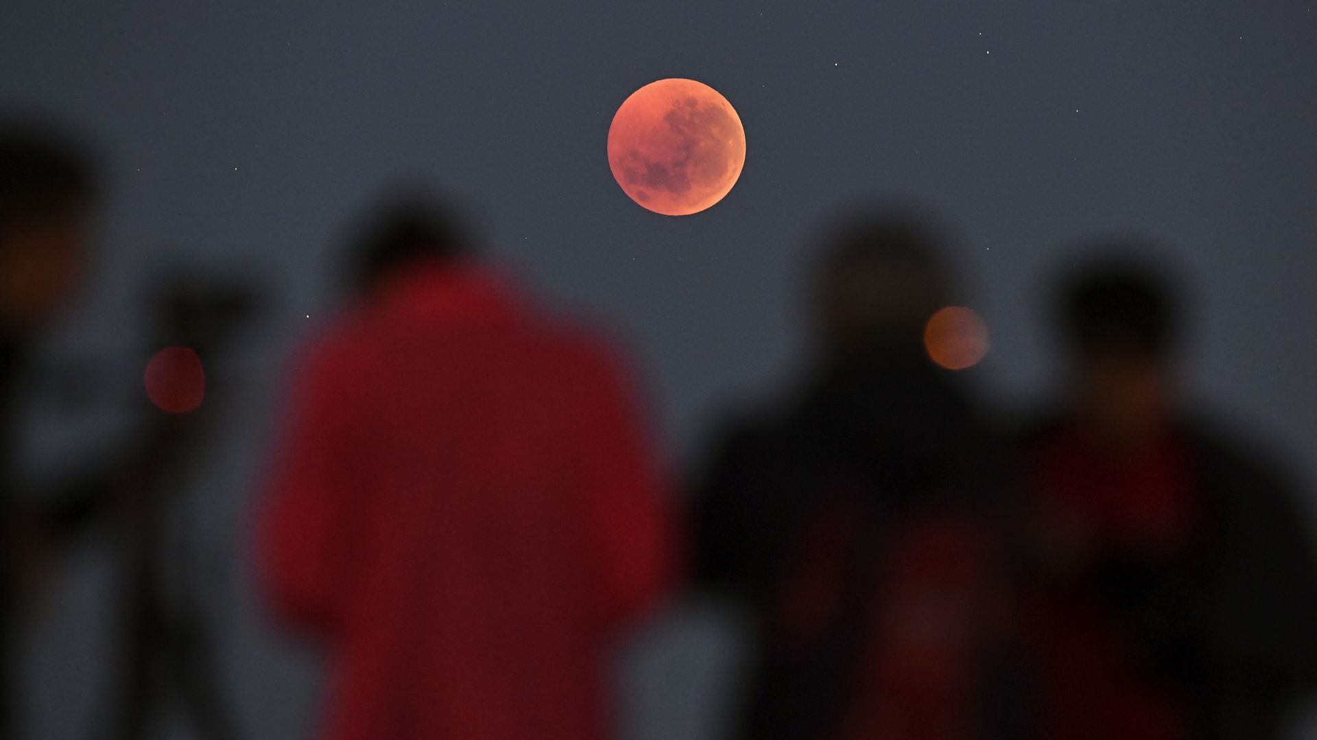 Total lunar eclipse will paint the full moon blood red for over 7 ...