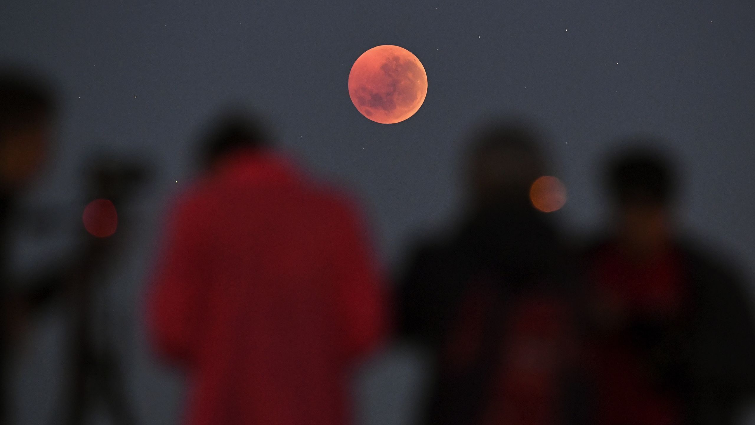 Total lunar eclipse will paint the full moon blood red for over 7 ...