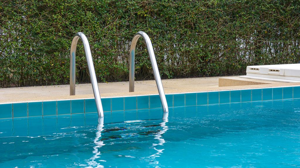 How to weigh down pool steps: simple tactics for safe access | Homes ...