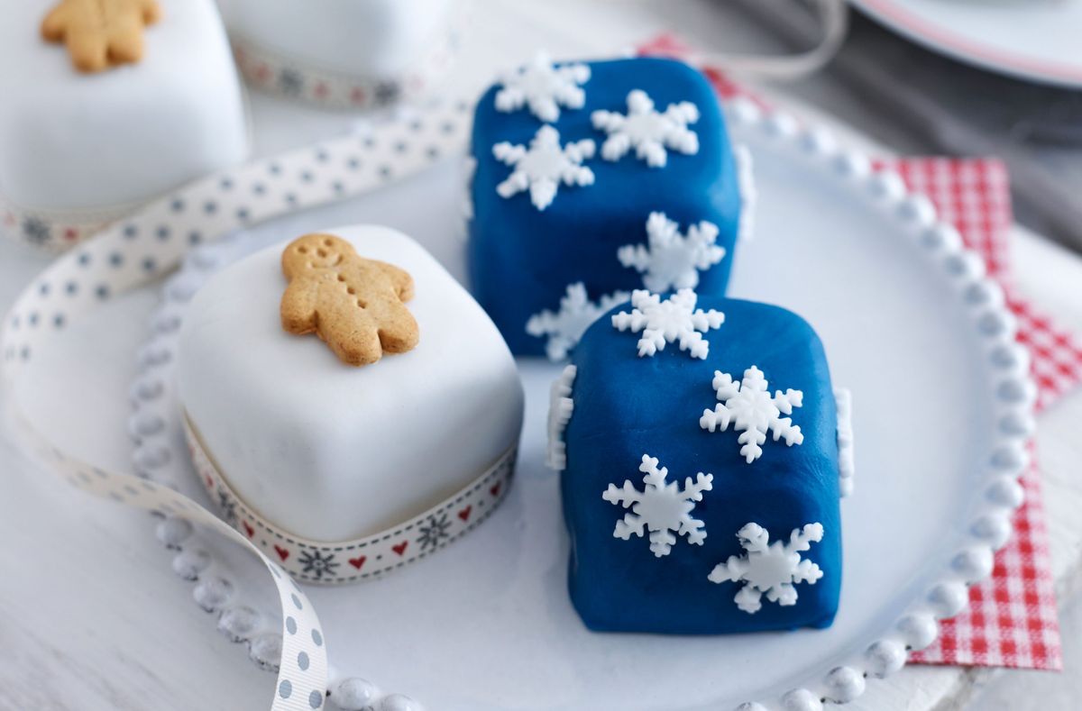 Mini square Christmas cakes | Baking Recipes | GoodtoKnow