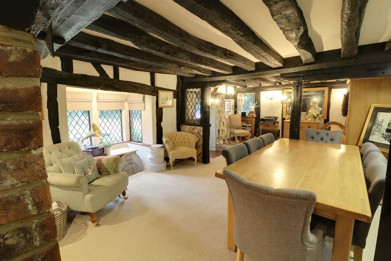 An idyllic chocolate box cottage with easy access to London and an ...