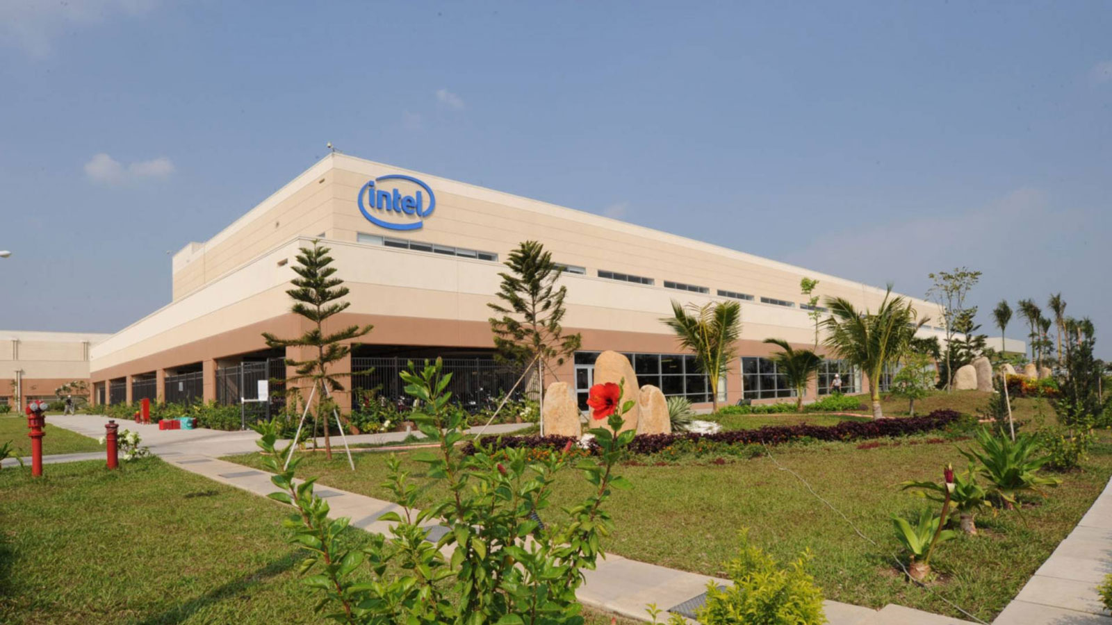 Intel's Innovative Substrate Shortage Solution Made It $2 Billion in ...