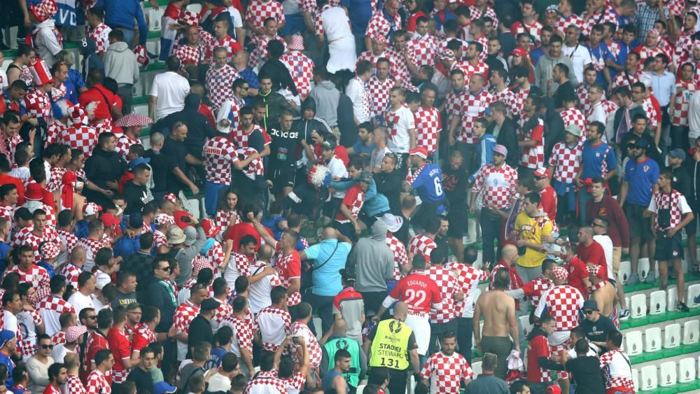 Croatian Football Federation praises fans for confronting hooligans ...