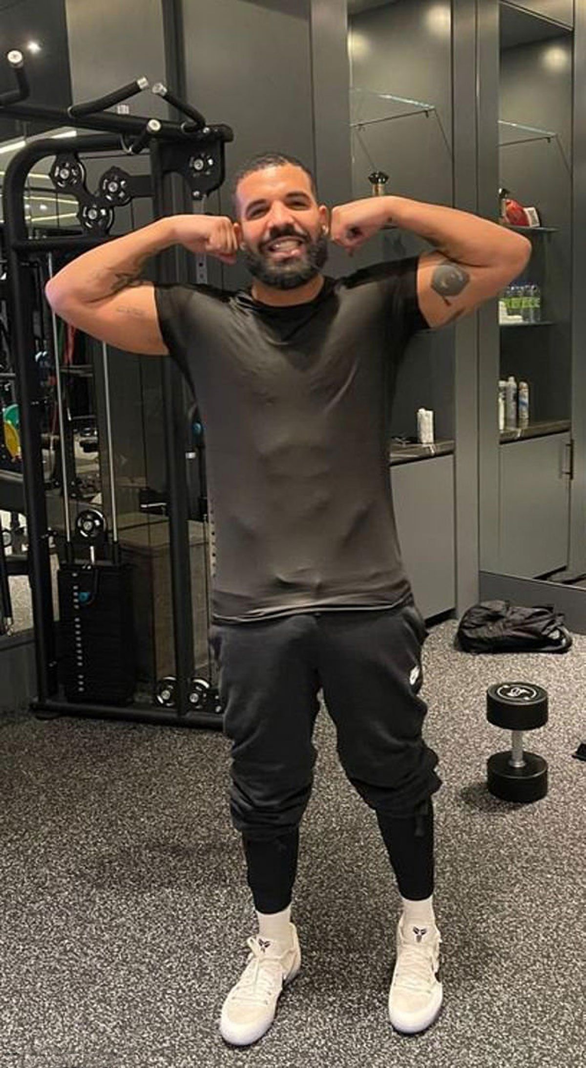 Drake Looks Fit And Healthy In Post-Surgery Photo But Fans Can't Stop ...