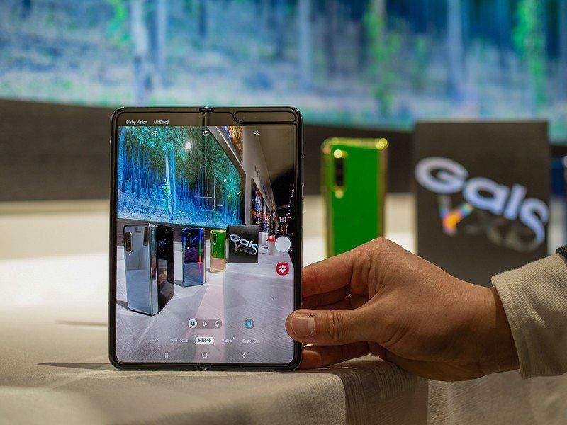 Samsung Galaxy Fold hands-on: The tablet that (almost) fits in your ...