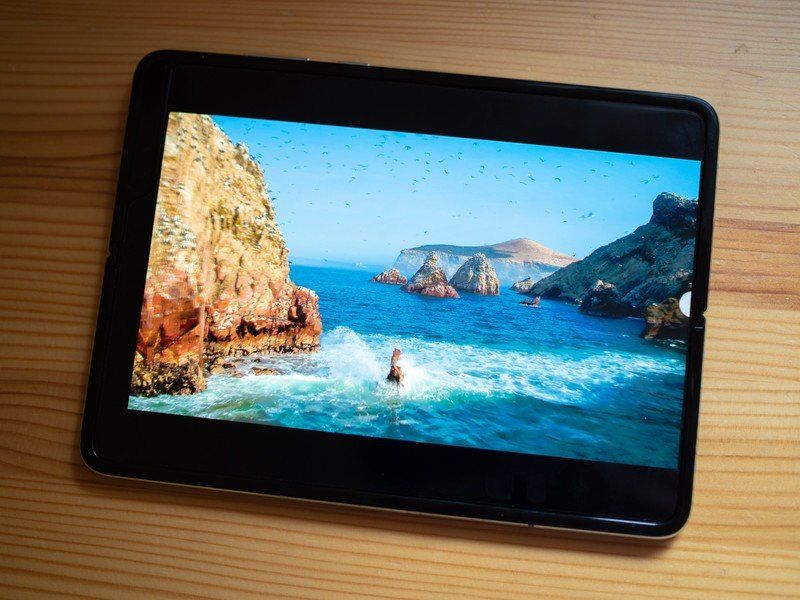 Samsung Galaxy Fold hands-on: The tablet that (almost) fits in your ...