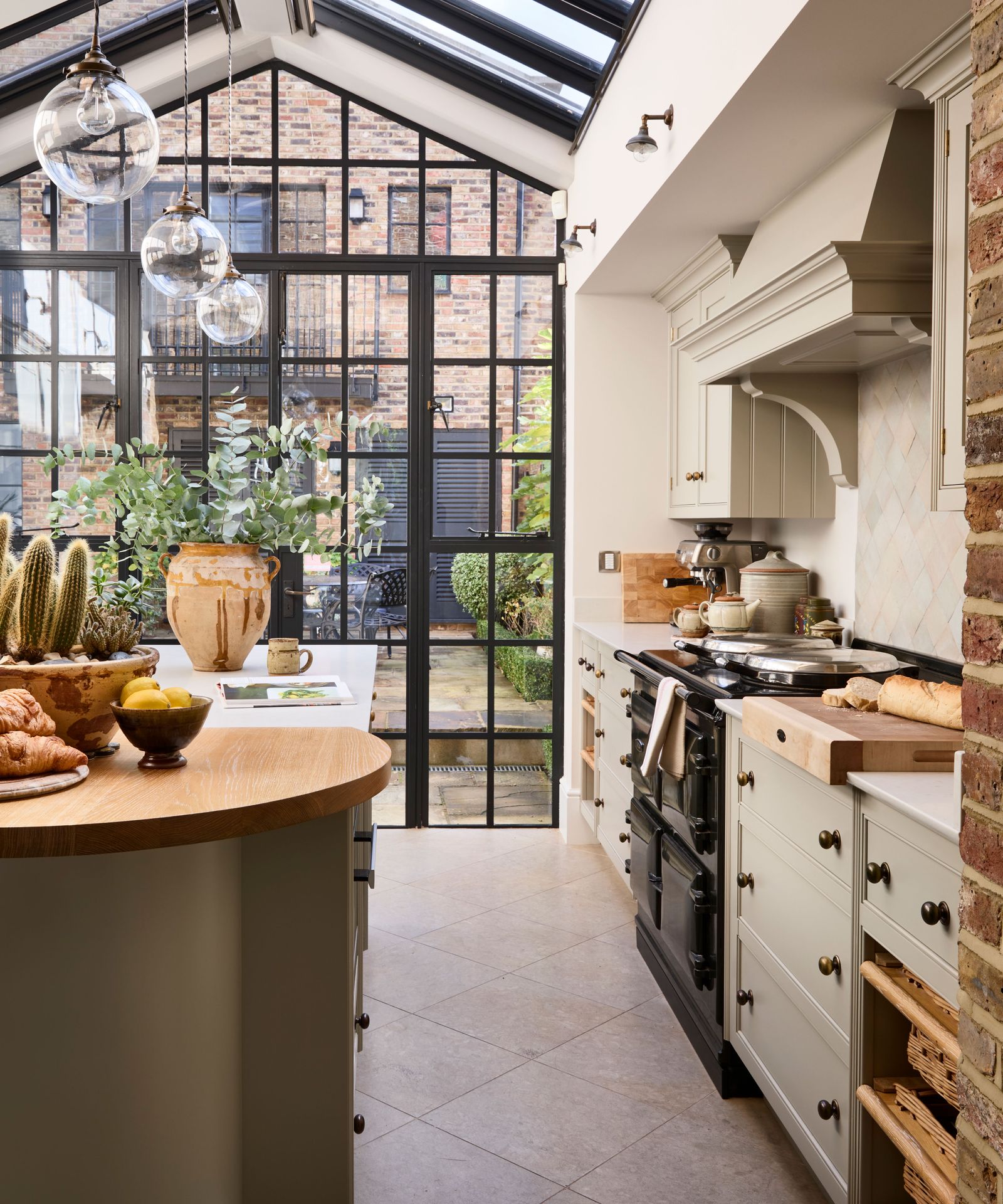 This fully renovated London townhouse expertly blends antiques and ...