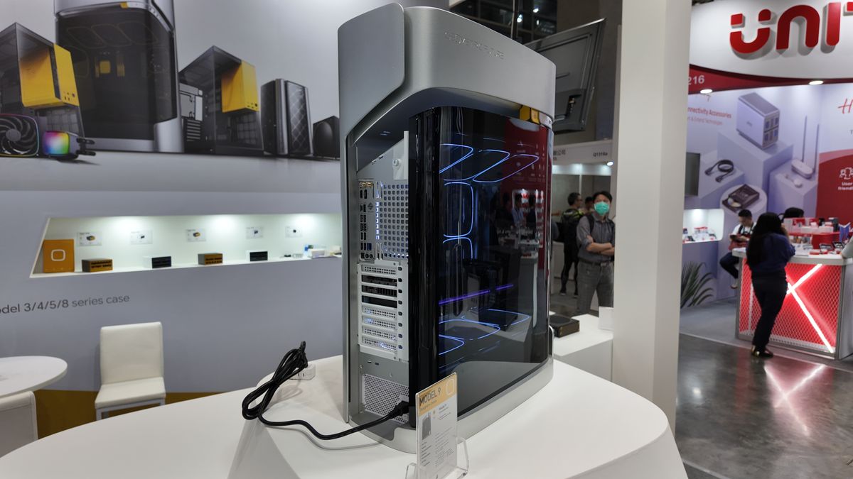 All hail the biggest PC case to ever grace my eyes, a true monument to ...