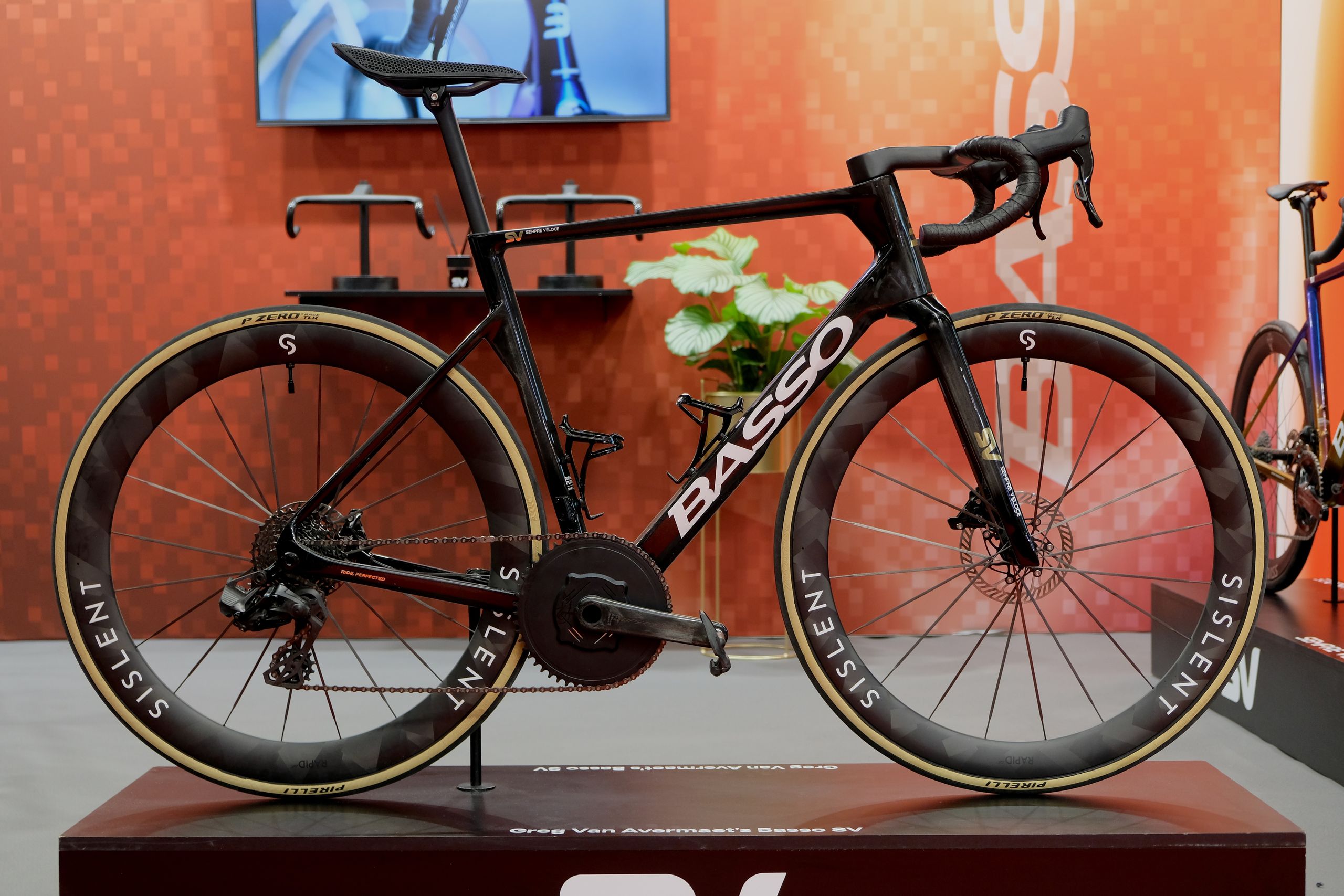 Velofollies tech gallery: Airbag bibshorts, wireless electronic shoes ...