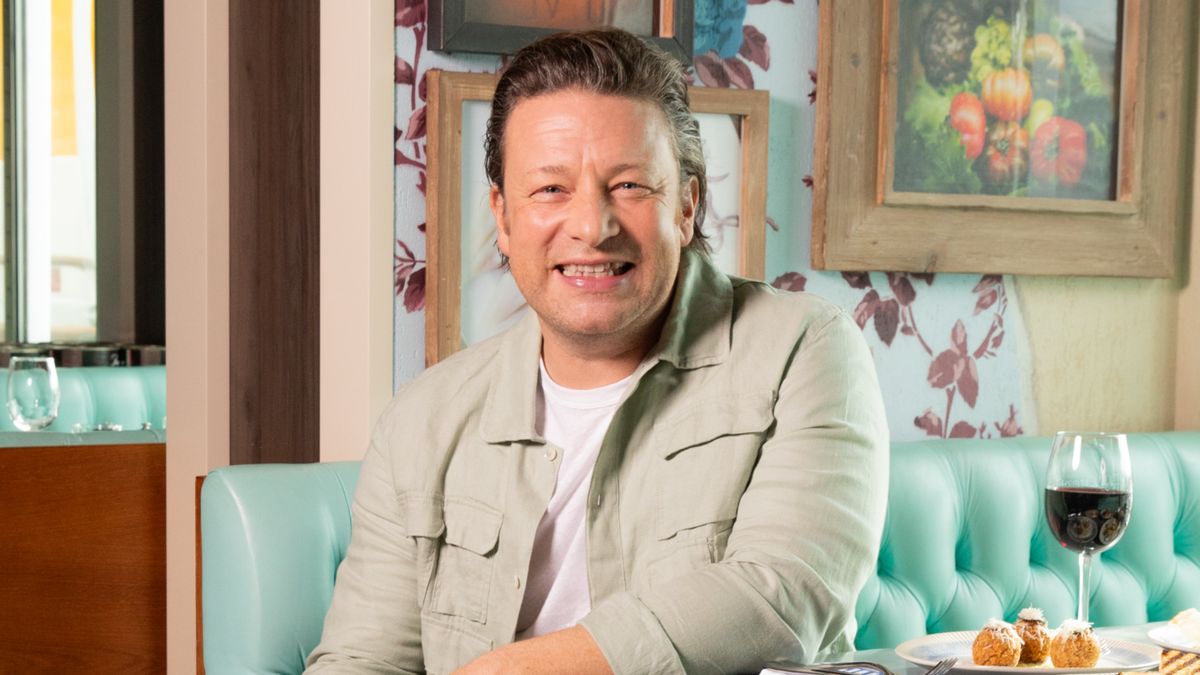 I'm trying Jamie Oliver's 'get ahead gravy' hack to save time | Ideal Home