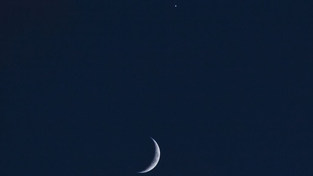 Venus and the moon light up the night sky in gorgeous photos from ...