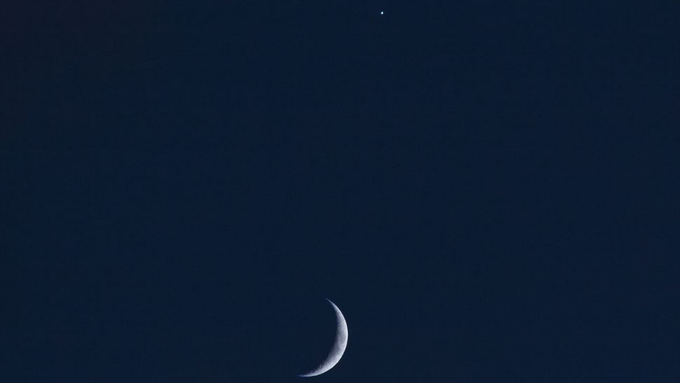 Venus and the moon light up the night sky in gorgeous photos from ...