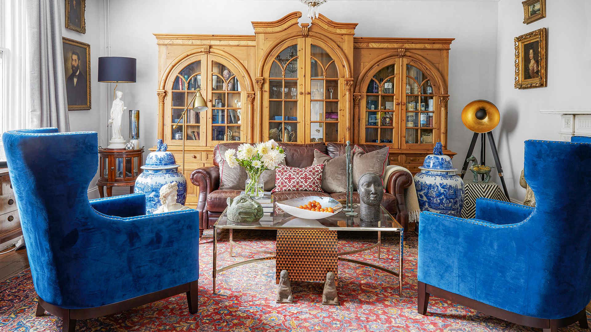 This antique dealer's historic 17th century home is full of color and ...