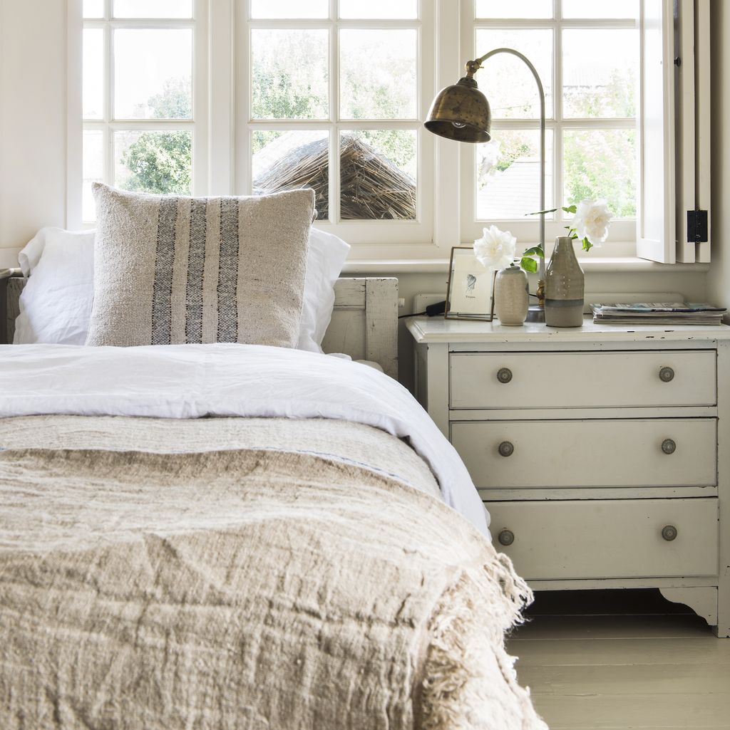Bedside table ideas - make a big difference with this small item ...