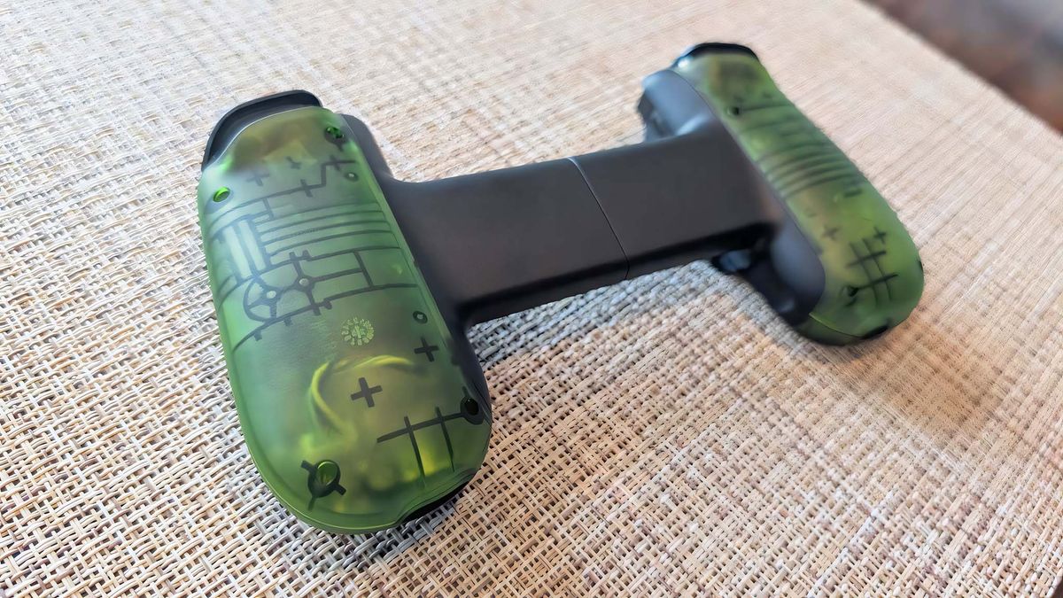 I can't get over this beautiful Xbox Edition mobile controller ...