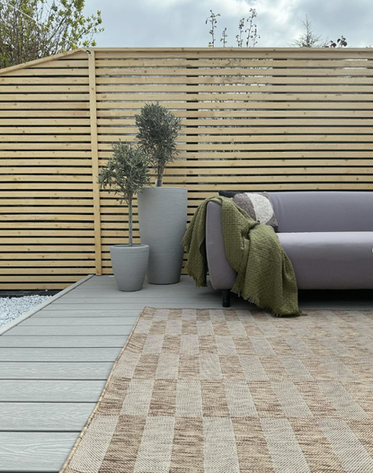 Tall Privacy Fence Ideas — 6 Ways to Screen a Yard Fully | Livingetc