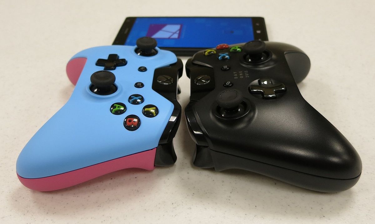 This is what a Windows Central custom ColorWare Xbox One Controller ...