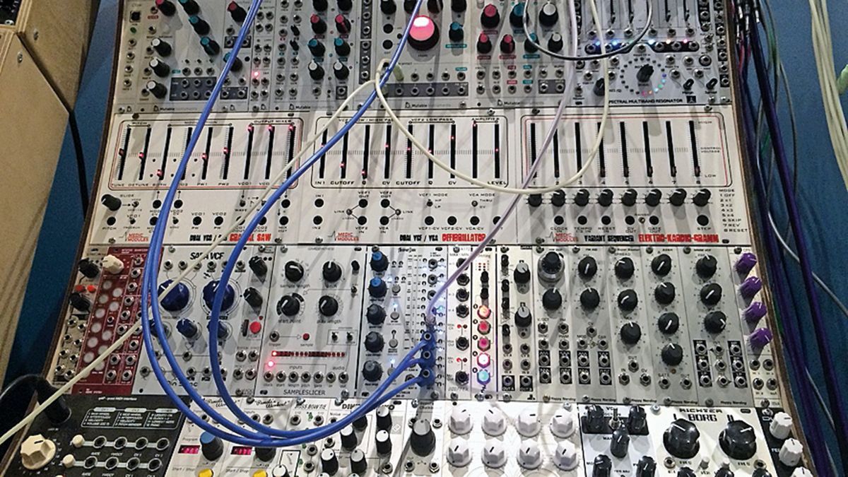 How to create drum patterns and enhance synth voices with Abstract Data ...