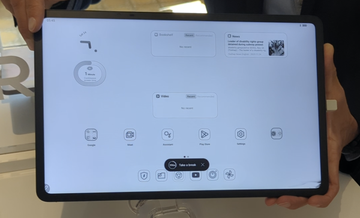 I'm fascinated by TCL’s new e-reader-style screen for smartphones | Tom ...