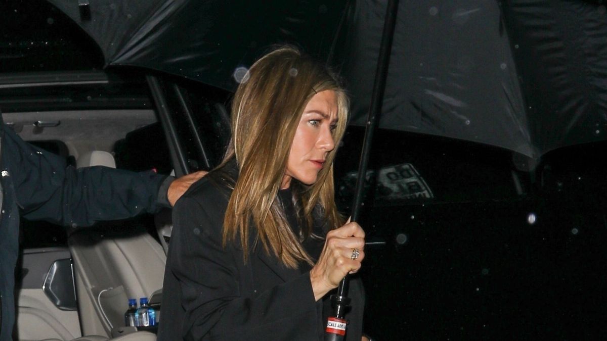 Jennifer Aniston proves white trainers are still a winner in winter ...