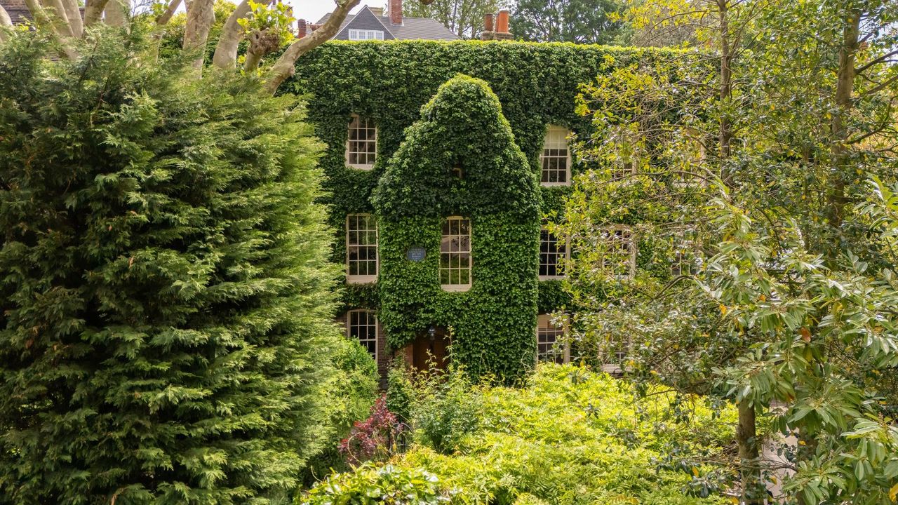 The Prince and Princess of Wales inherited this farmhouse | Homes and ...