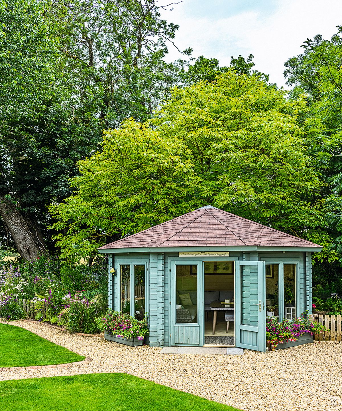 Long Garden Ideas: 16 Tips for Landscaping a Spacious Plot | Homebuilding