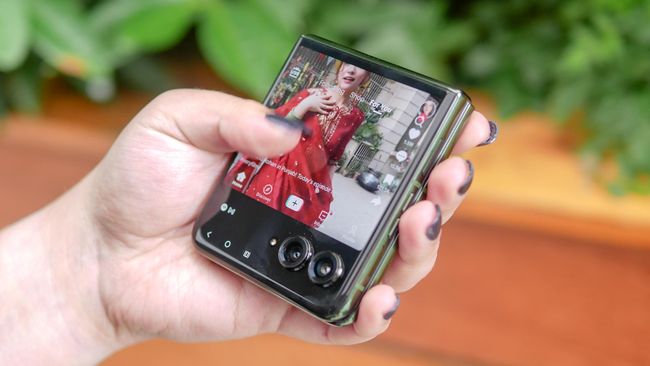 Samsung Galaxy Z Flip 6 vs. Motorola Razr Plus (2024): How the flip ...
