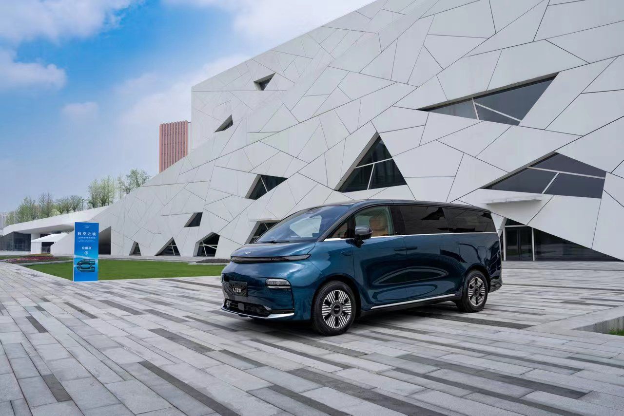 LEVC L380 is a truly magnificent minivan | Wallpaper