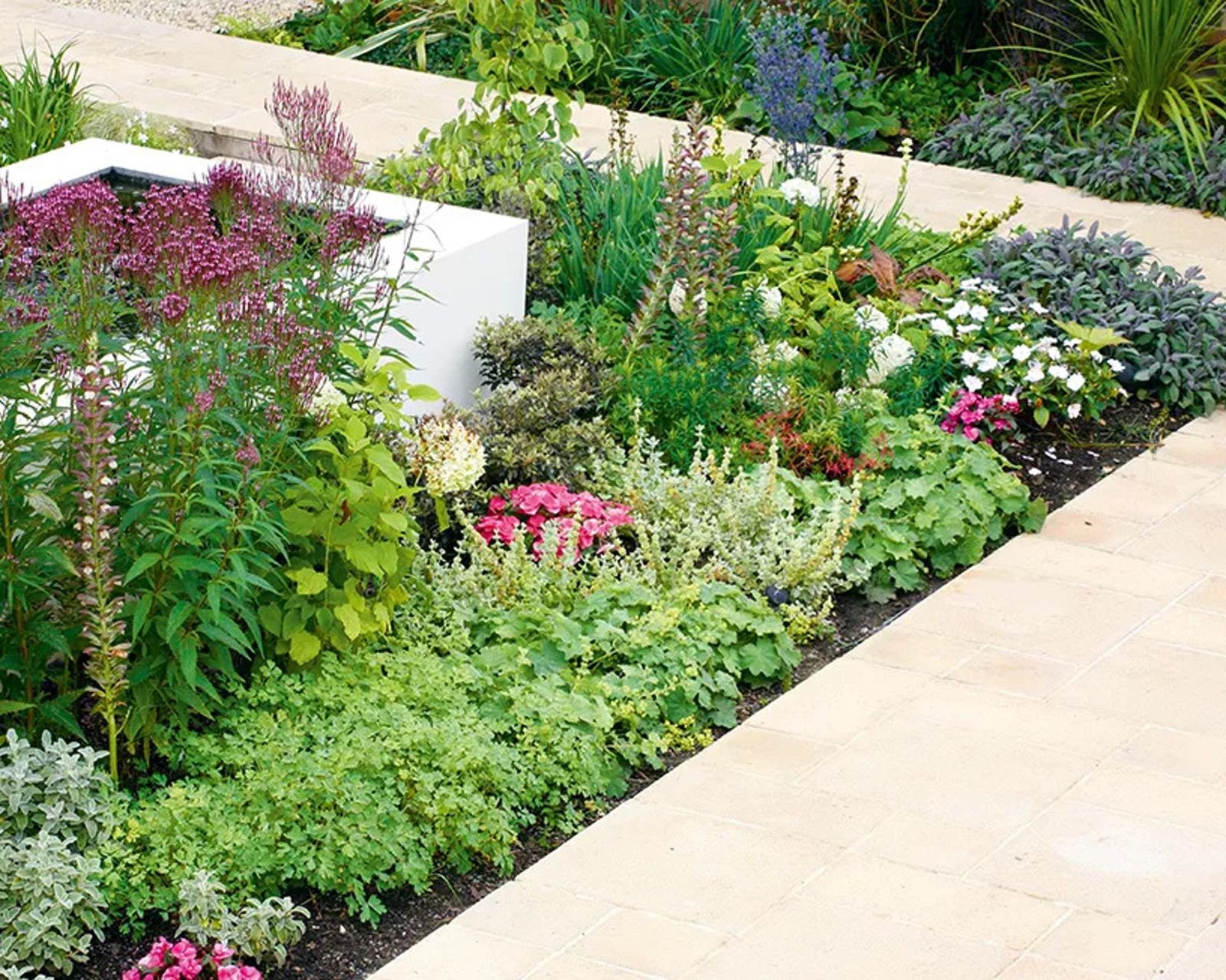 Garden borders: 25 ideas for the perfect planting scheme | Real Homes