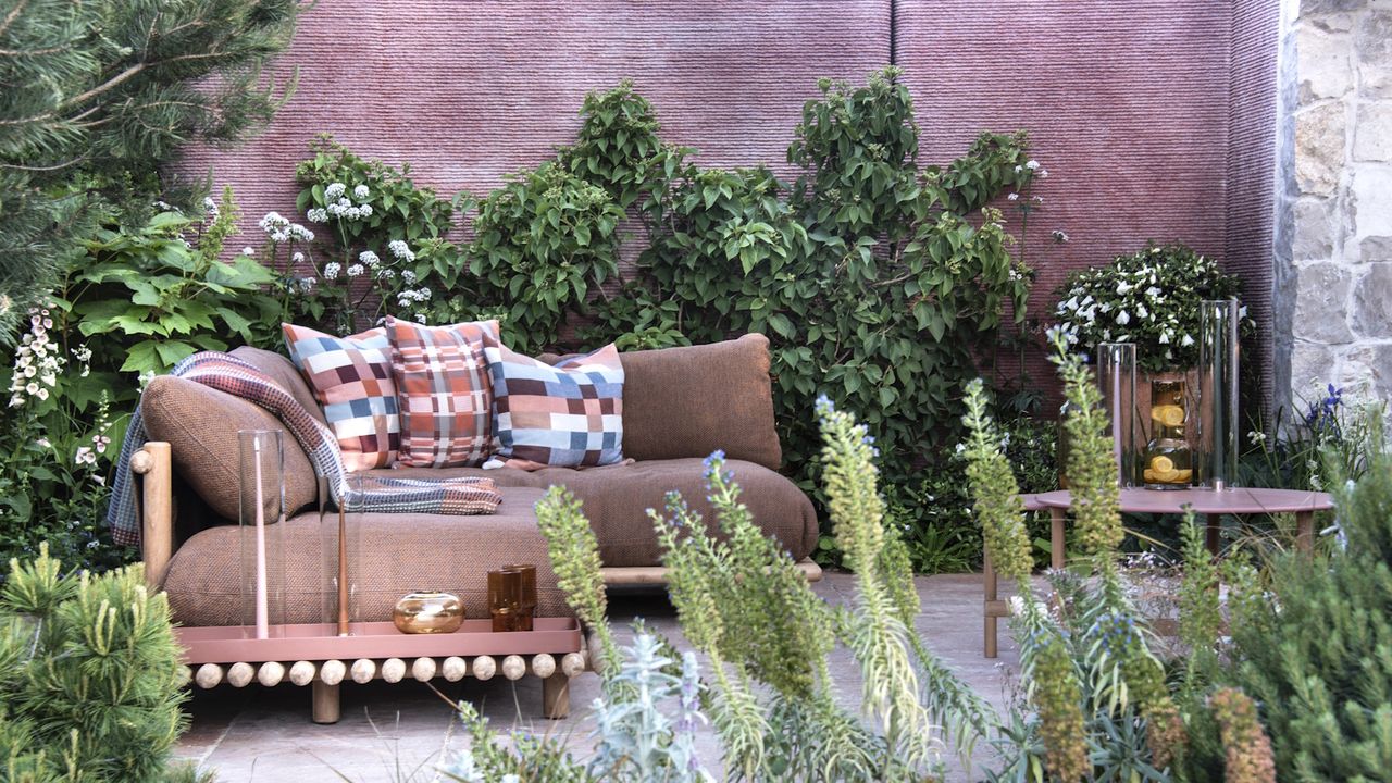 How to clean landscaping rocks: simple methods that work | Homes and ...