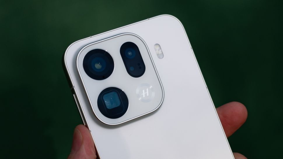 Watch out, Samsung: Sony reveals its first 200MP camera phone sensor ...