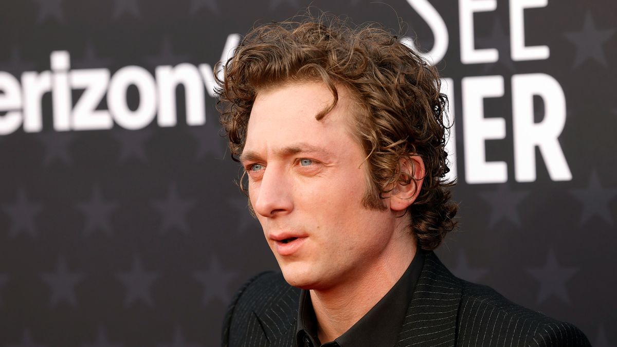 Jeremy Allen White Wore Summer Fridays Skincare to the Critics Choice ...