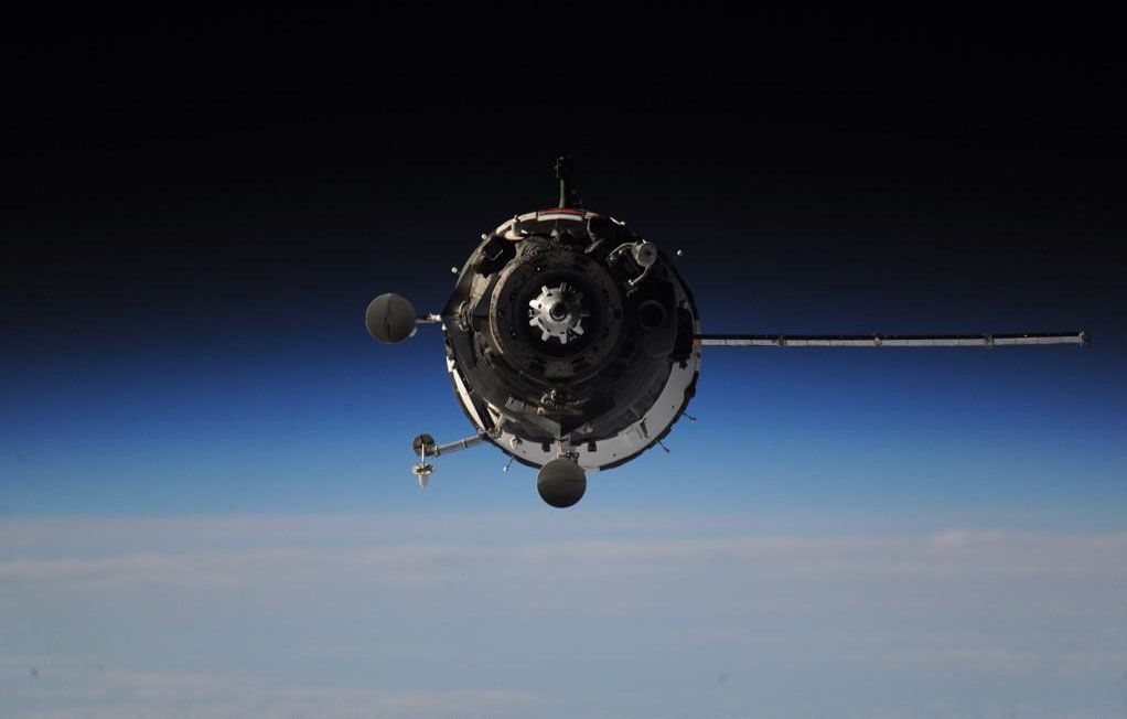 Here's What a Soyuz Spaceship Looks Like with Just One Wing (Photo) | Space