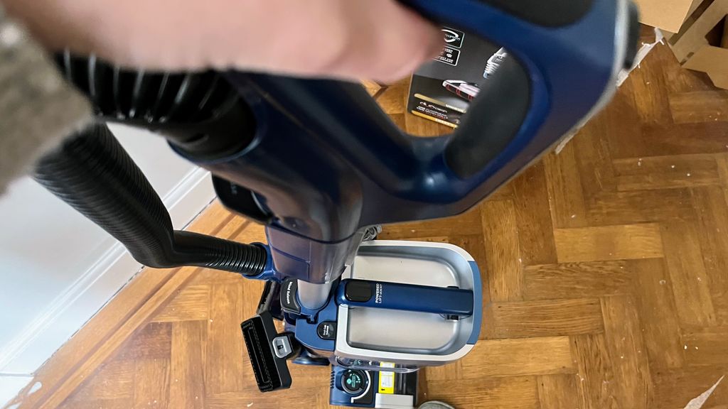 Shark AZ3002 Stratos Upright Vacuum review | Top Ten Reviews