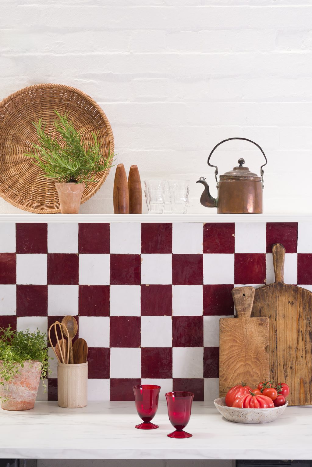 4 ways to embrace the checkered print trend in your kitchen | Livingetc