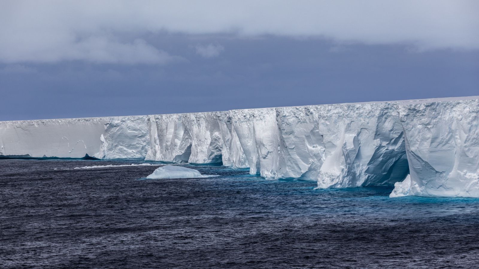 40-year-old 'mega' iceberg — the largest on Earth — is on the move after being trapped in a ...